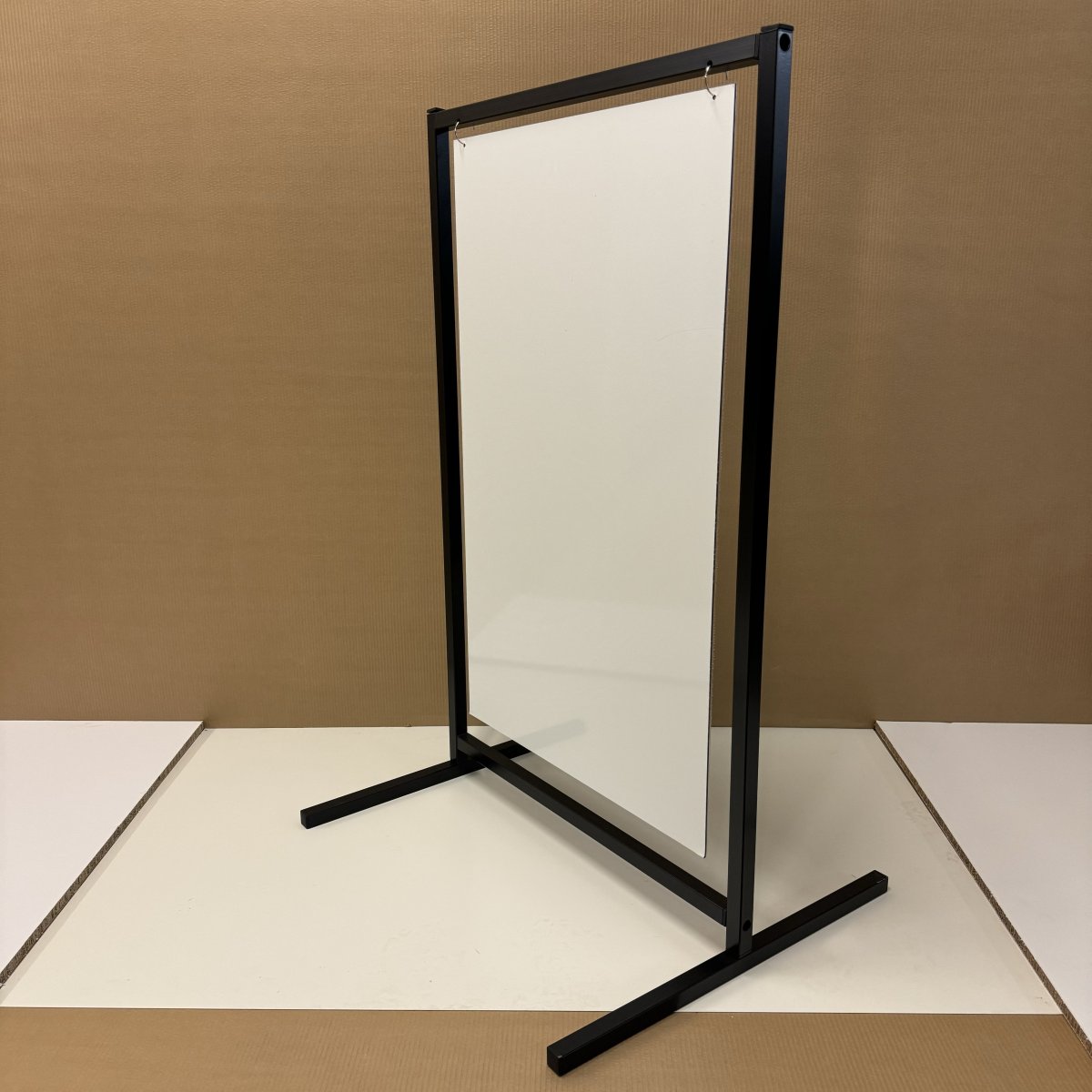 Skilte med lige ben samlet med bolte - Medic Web ApS